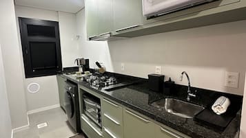 Estúdio conforto | Cozinha privada | Geladeira, micro-ondas, cooktop, talheres/pratos/utensílios de cozinha