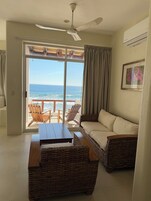 Suite Deluxe, varanda, vista para o mar | Cofre no quarto, cortinas/cortinados opacos, Wi-fi grátis 