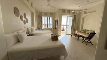 Quarto duplo, sacada, vista parcial para o oceano | Cofres nos quartos, cortinas blackout, Wi-Fi de cortesia, roupa de cama