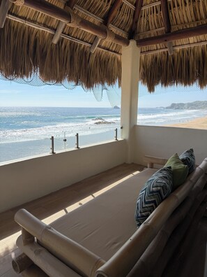 Quarto duplo luxo, sacada, vista para o mar | Área de estar