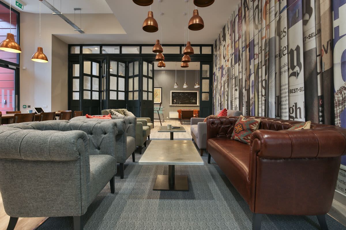 Área de estar no saguão