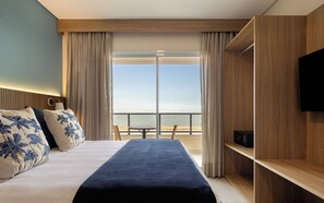 Suíte, várias camas, para não fumantes, vista para o oceano | Frigobar, cofres nos quartos, espaço de trabalho para notebook