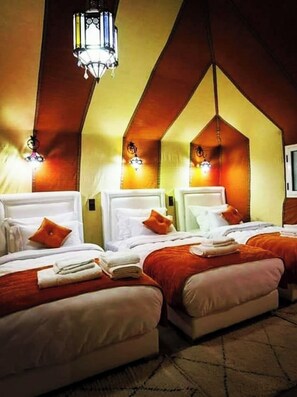 Quarto Triplo Comfort, vista deserto | Cofre no quarto, secretária 