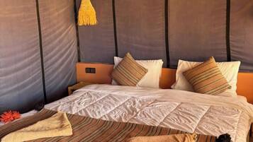 Cofre no quarto, secretária