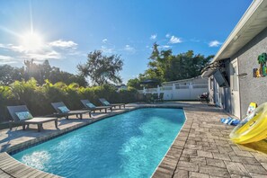 Stay & Play Tampa- Pool + Mini Golf Reviews, Deals & Photos 2026 ...