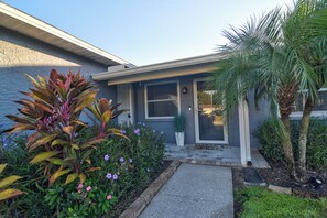 Stay & Play Tampa- Pool + Mini Golf Reviews, Deals & Photos 2026 ...