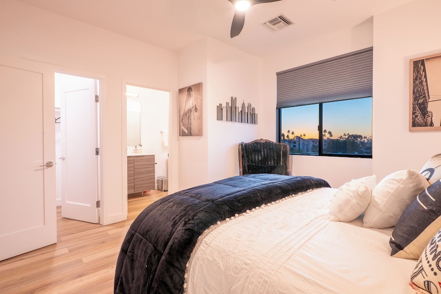 Luxe Arcadia Townhome | Rooftop Hot Tub Free+ Epic Mountain View - Phoenix, AZ