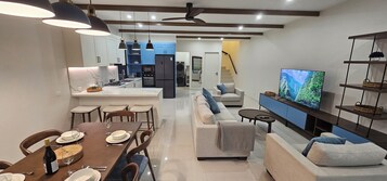 Dúplex Deluxe, 3 quartos, cozinha, vista para a piscina | Sala de estar
