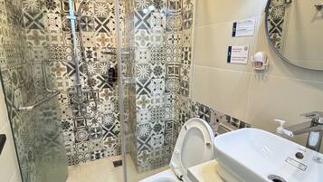 Um polibã, um secador de cabelo, toalhas fornecidas, sabão