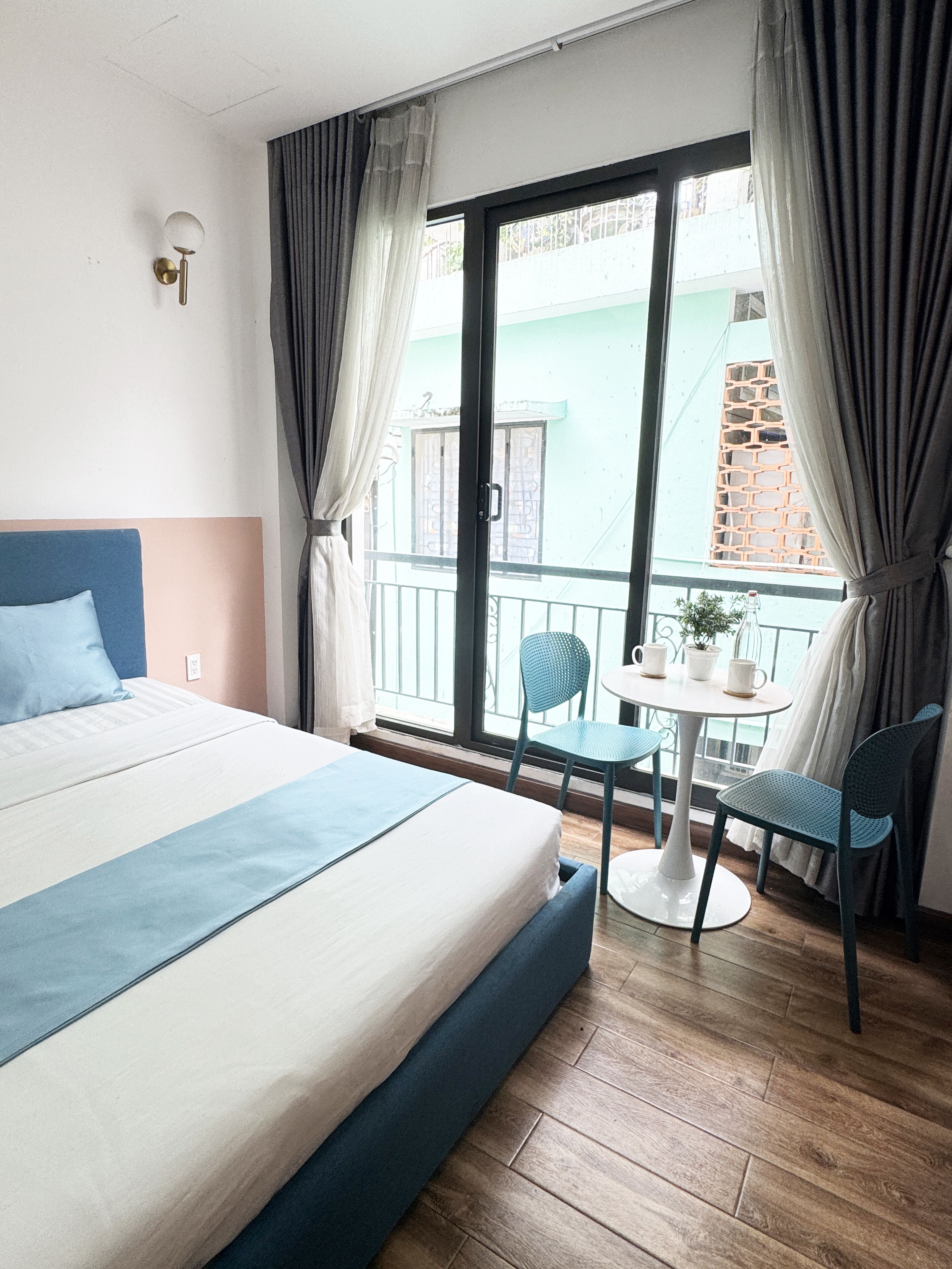 Estúdio Deluxe, vista para o pátio | Casa de banho | Um polibã, um secador de cabelo, toalhas fornecidas, sabão 