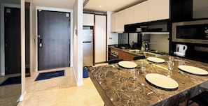 Apartamento em Condomínio Fechado, Vista para a cidade | Cozinha privada | Um frigorífico, um micro-ondas, uma placa de cozinha 