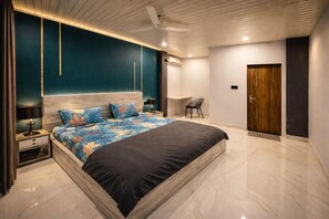 Daksh Villa with Private Pool and Garden, Jaipur | Secretária, secretária adequada para computadores portáteis 