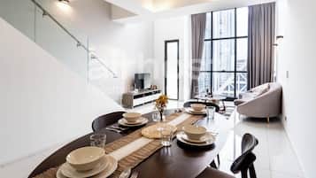 Apartamento, 1 cama queen-size, não fumadores, Vista para a cidade | Sala de jantar