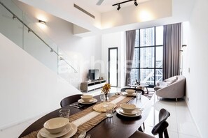 Apartamento, 1 cama queen-size, não fumadores, Vista para a cidade | Sala de jantar