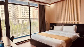 Quarto casal luxo, sacada, vista para a cidade | Wi-Fi de cortesia