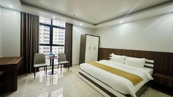 Quarto casal luxo, sacada, vista para a cidade | Wi-Fi de cortesia