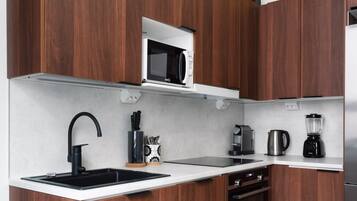 Quarto Comfort | Cozinha partilhada | Um frigorífico/congelador grande, um micro-ondas, um forno