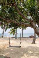 2 Bedroom Beachfront Villa | Praia | Uma praia privada, espreguiçadeiras, guarda-sóis de praia 