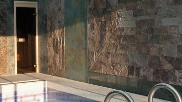 Piscina interior, piscina exterior sazonal