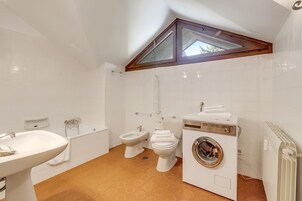 Apartamento família, vários quartos (Appartamento Apapa House) | Banheiro | Chuveiro/banheira combinados, secador de cabelo, bidê, toalhas de banho