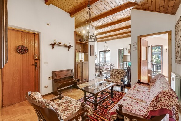Apartamento família, vários quartos (Appartamento Apapa House) | Área de estar | TV 21 polegadas com canais a cabo