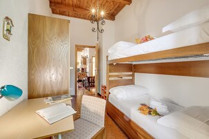 Apartamento Familiar, vários quartos (Appartamento Apapa House) | 3 quartos, secretária adequada para computadores portáteis 