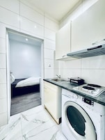 Apartamento Básico | Kitchenette privada | Minifrigorífico, uma placa de cozinha 