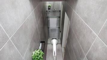 Apartamento Cidade, 1 cama de casal e sofá-cama, não fumadores, Vista para a cidade | Casa de banho