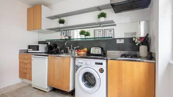 Apartamento Cidade, 1 cama de casal e sofá-cama, não fumadores, Vista para a cidade | Cozinha privada | Uma máquina de café expresso, uma cafeteira/bule, uma chaleira elétrica