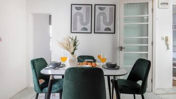 Apartamento Cidade, 1 cama de casal e sofá-cama, não fumadores, Vista para a cidade | Sala de estar | Smart TV de 40 polegadas com canais via satélite