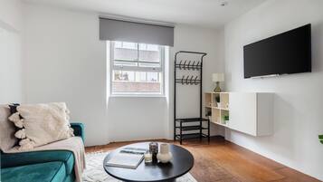 Apartamento Cidade, 1 cama de casal e sofá-cama, não fumadores, Vista para a cidade | Sala de estar | Smart TV de 40 polegadas com canais via satélite