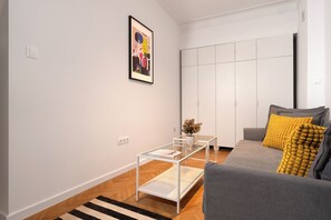 Apartamento, varanda, vista para o pátio | Sala de estar