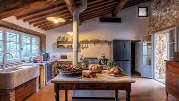 Villa Deluxe, vista para o jardim | Cozinha privada | Um frigorífico, um micro-ondas, um forno, uma placa de cozinha