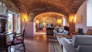 Villa Deluxe, vista para o jardim | Sala de estar | Televisor de ecrã plano de 32 polegadas com canais via satélite