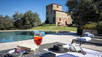 Piscina exterior sazonal, espreguiçadeiras