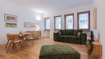 Apartamento básico, sacada | Área de estar | TV 35 cm com canais via satélite