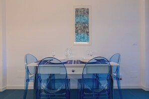 Apartamento básico, sacada | Sala de jantar