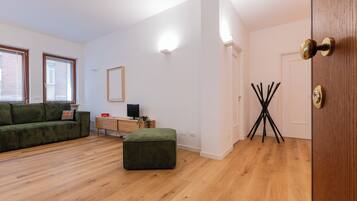 Apartamento básico, sacada | Sala de estar | TV 35 cm com canais via satélite