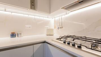 Apartamento básico, sacada | Cozinha privada | Máquina de café expresso