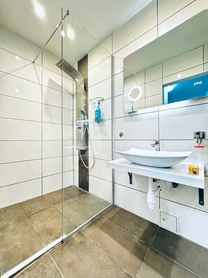 Apartamento Básico | Casa de banho | Um polibã, artigos de higiene pessoal grátis, um secador de cabelo 