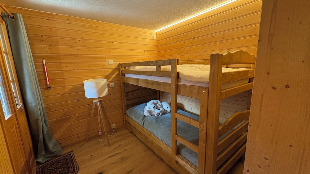 Chalet confortable pour 5-7 personnes : Living avec fourneau à bois et ...