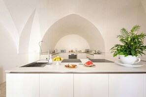 Apartamento | Cozinha privada | Um frigorífico, uma placa de cozinha, uma máquina de lavar louça 