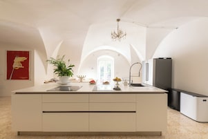 Apartamento | Cozinha privada | Um frigorífico, uma placa de cozinha, uma máquina de lavar louça