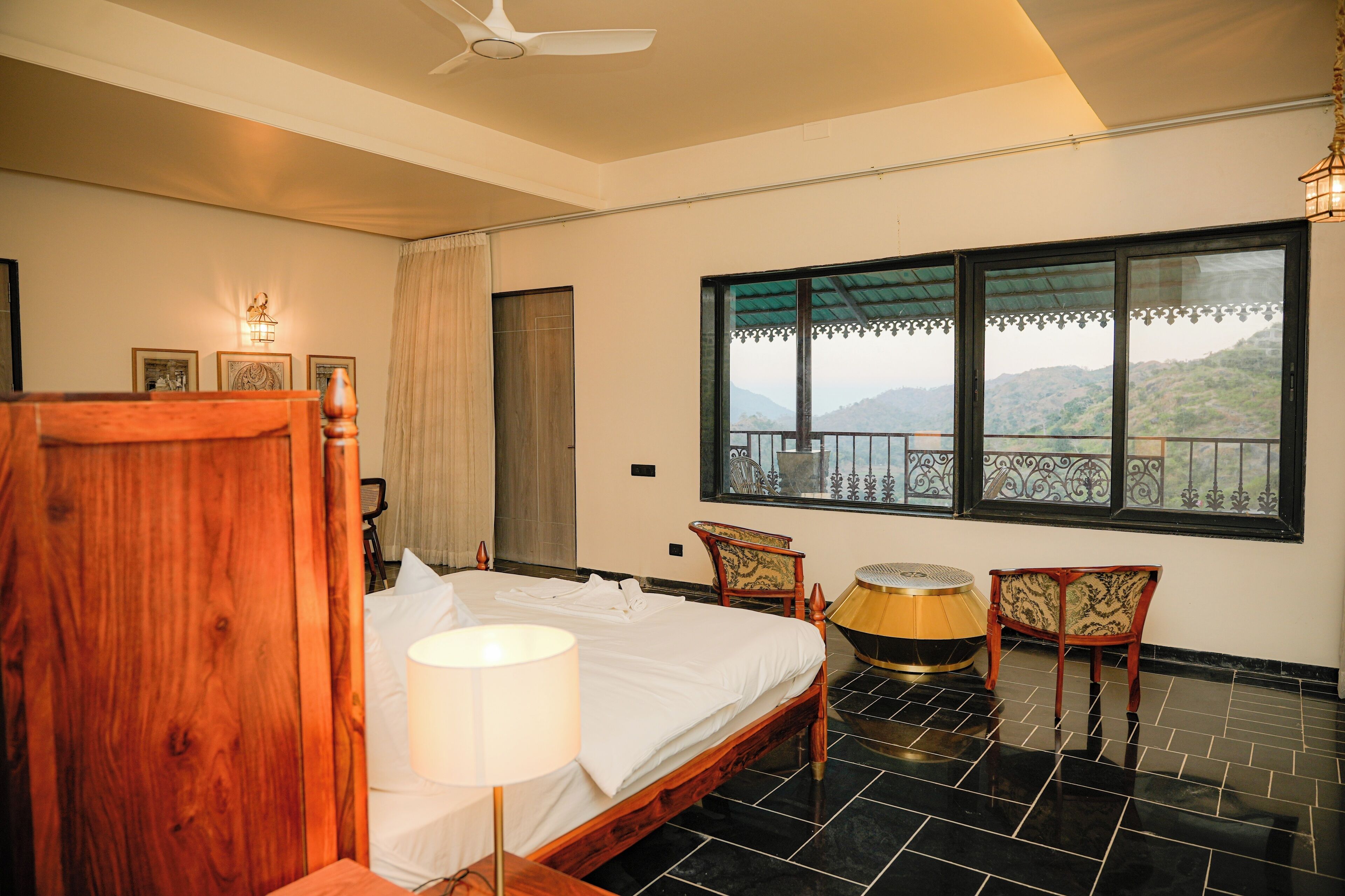 Quarto Duplo, 1 cama king-size, varanda, vista para a montanha | Comodidade do quarto