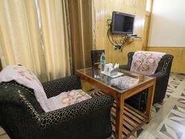 Quarto Duplo de Luxo, 1 cama king-size, varanda, vista para o rio | Refeições no quarto