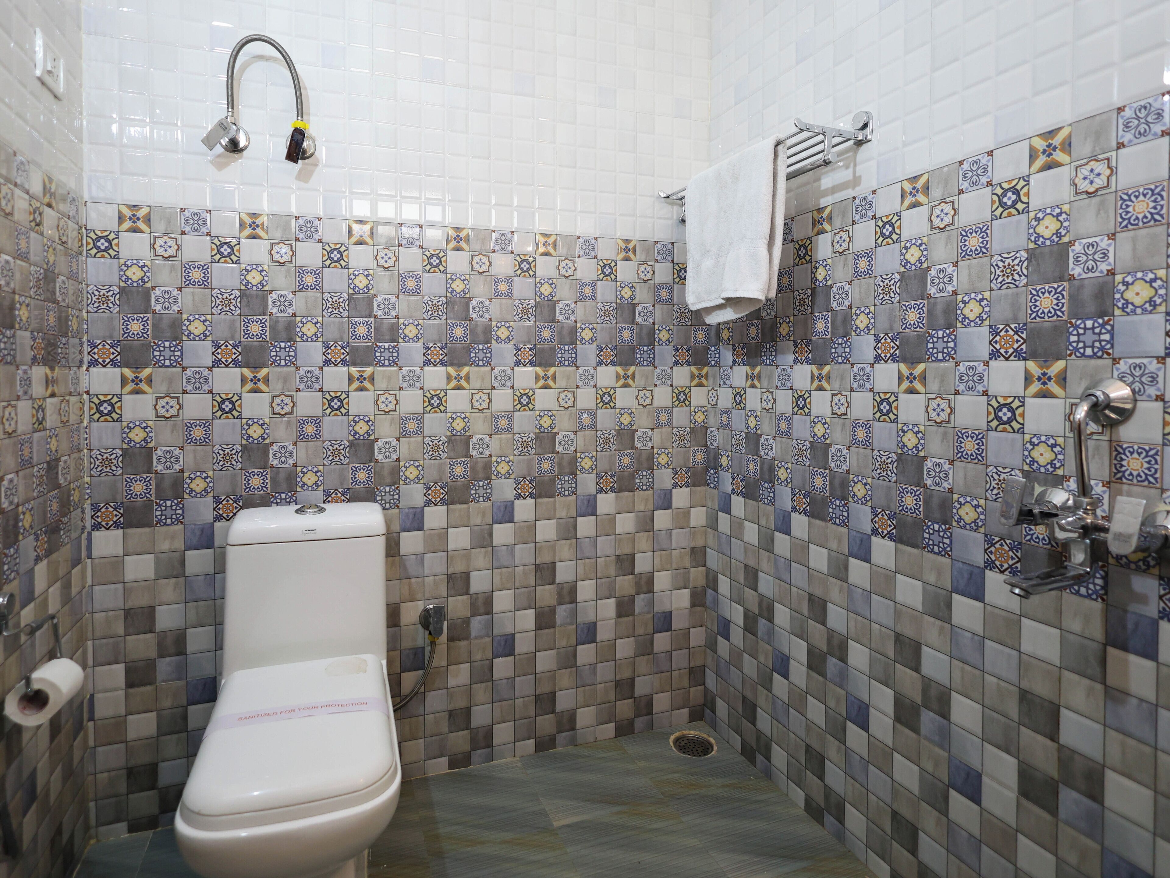 Quarto casal superluxo, 1 cama King, sacada, vista para o rio | Banheiro | Banheira e chuveiro separados, banheira de imersão