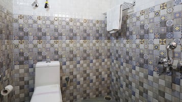 Quarto casal superluxo, 1 cama King, sacada, vista para o rio | Banheiro | Banheira e chuveiro separados, banheira de imersão