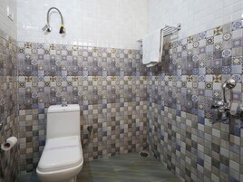 Quarto casal superluxo, 1 cama King, sacada, vista para o rio | Banheiro | Banheira e chuveiro separados, banheira de imersão