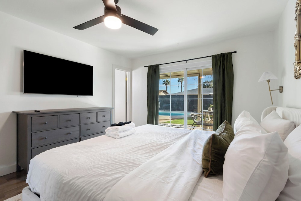 Scottsdale Sunshine Retreat– w/ Pool, Putting Green & Game Space! Dog ...