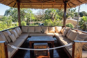 3 piscinas exteriores, toldos (sobretaxa), guarda-sóis 